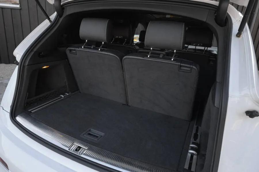 White Audi Q7 2011 in Jelgava, with an engine capacity of 3.00 L and mileage of 287 thousand km for 10900 €, photo 15 on AUTOMOTO.COM.LV