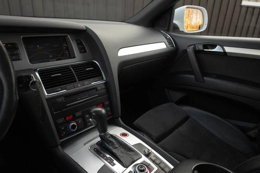 White Audi Q7 2011 in Jelgava, with an engine capacity of 3.00 L and mileage of 287 thousand km for 10900 €, photo 21 on AUTOMOTO.COM.LV