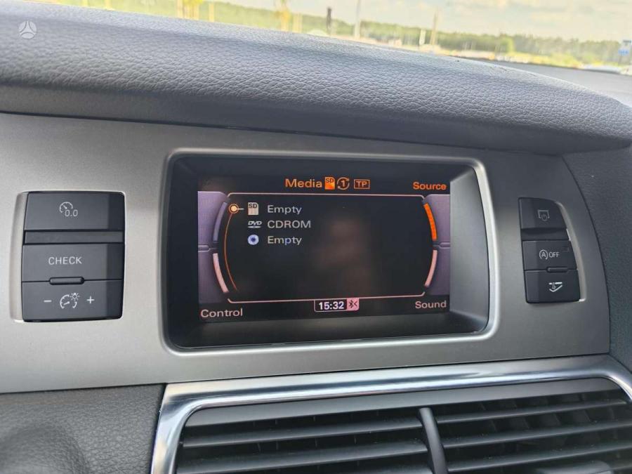 White Audi Q7 2011 in Vilnius, with an engine capacity of 2.97 L and mileage of 274 thousand km for 10600 €, photo 36 on AUTOMOTO.COM.LV