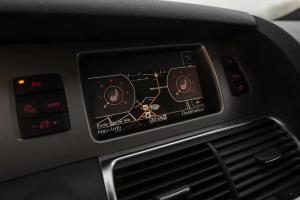 White Audi Q7 2011 in Jelgava, with an engine capacity of 3.00 L and mileage of 279 thousand km for 6000 €, photo 16 on AUTOMOTO.COM.LV