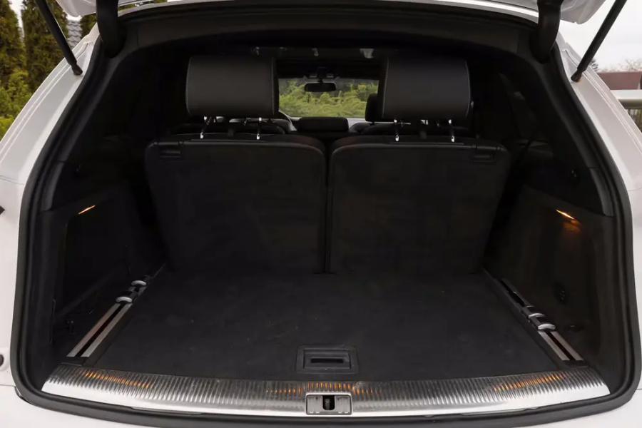 White Audi Q7 2011 in Jelgava, with an engine capacity of 3.00 L and mileage of 279 thousand km for 6000 €, photo 19 on AUTOMOTO.COM.LV