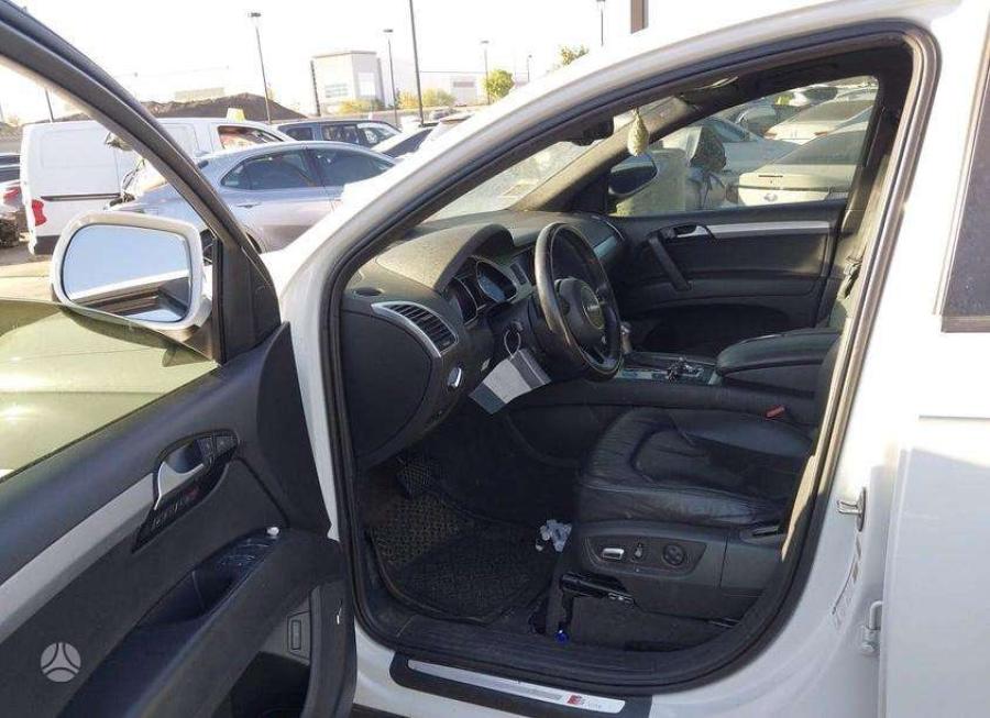 White Audi Q7 2015 in Vilnius, with an engine capacity of 3.00 L and mileage of 275 thousand km for 9990 €, photo 10 on AUTOMOTO.COM.LV