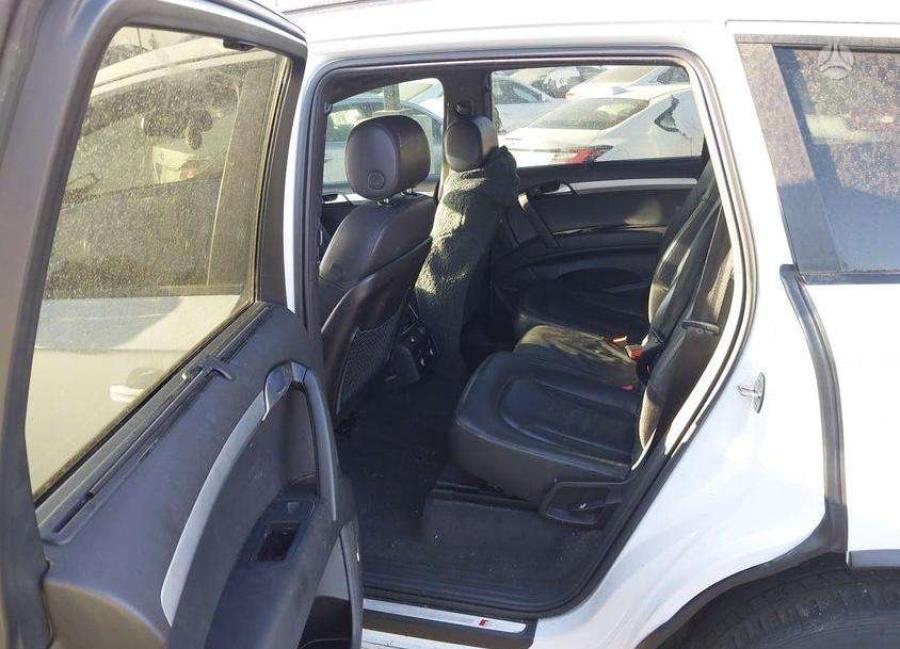 White Audi Q7 2015 in Vilnius, with an engine capacity of 3.00 L and mileage of 275 thousand km for 9990 €, photo 11 on AUTOMOTO.COM.LV