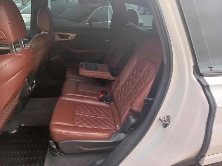 White Audi Q7 2017 in Riga, with an engine capacity of 4.00 L and mileage of 200 thousand km for 25990 €, photo 7 on AUTOMOTO.COM.LV