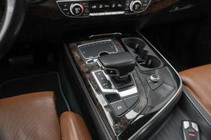 White Audi Q7 2017 in Vilnius, with an engine capacity of 3.00 L and mileage of 185 thousand km for 26400 €, photo 35 on AUTOMOTO.COM.LV
