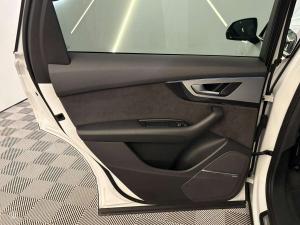 White Audi Q7 2018 in Marijampole, with an engine capacity of 2.97 L and mileage of 264 thousand km for 24950 €, photo 28 on AUTOMOTO.COM.LV