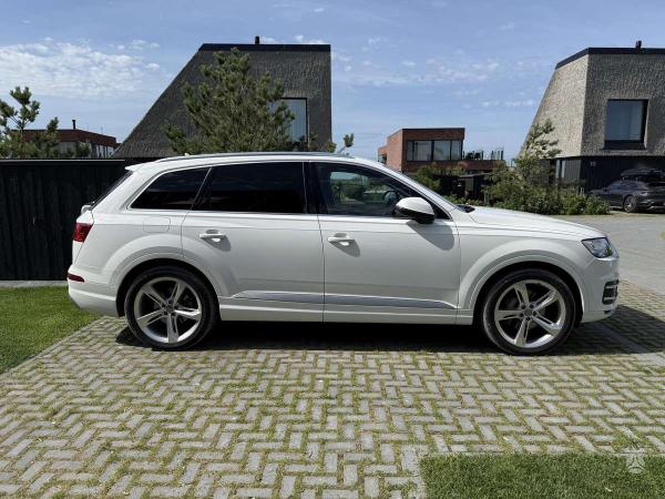 Audi Q7 2018 in Vilnius on AUTOMOTO.COM.LV White Audi Q7 2018 in Vilnius, with an engine capacity of 2.97 L and mileage of 235 thousand km for 22000 €, photo 5 on AUTOMOTO.COM.LV