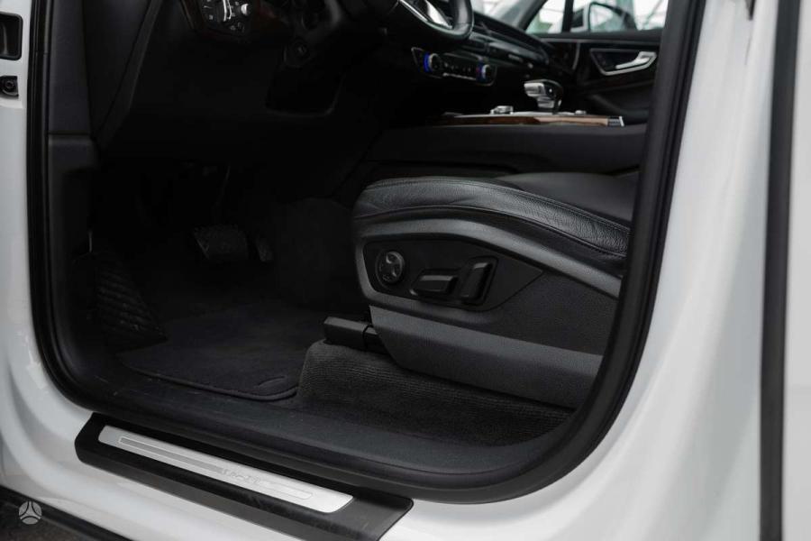 White Audi Q7 2019 in Klaipeda, with an engine capacity of 3.00 L and mileage of 137 thousand km for 26900 €, photo 15 on AUTOMOTO.COM.LV