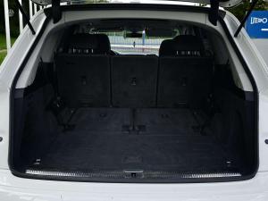 White Audi Q7 2021 in Vilnius, with an engine capacity of 3.00 L and mileage of 148 thousand km for 36000 €, photo 10 on AUTOMOTO.COM.LV