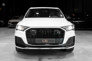 White Audi Q7 2023 in Riga, with an engine capacity of 2.97 L and mileage of 60 thousand km for 54400 €, photo 2 on AUTOMOTO.COM.LV