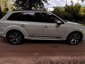 Yellow Audi Q7 2022 in Vilnius, with an engine capacity of 3.00 L and mileage of 68 thousand km for 52500 €, photo 8 on AUTOMOTO.COM.LV
