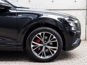 Black Audi Q8 2023 in Riga, with an engine capacity of 3.00 L and mileage of 70 thousand km for 54900 €, photo 6 on AUTOMOTO.COM.LV