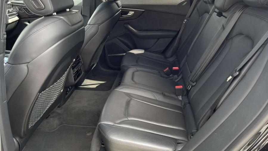 Black Audi Q8 2018 in Marijampole, with an engine capacity of 2.97 L and mileage of 252 thousand km for 38900 €, photo 28 on AUTOMOTO.COM.LV