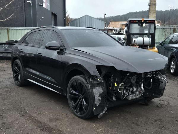 Melns Audi Q8 2019 Viļņa, ar dzinēja tilpumu 3.00 L un nobraukumu 100 tūkst. km par 18700 €, foto 3 vietnē AUTOMOTO.COM.LV