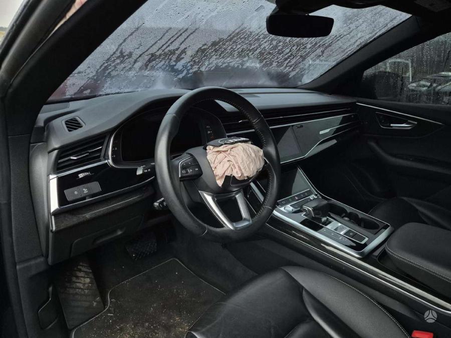 Black Audi Q8 2019 in Vilnius, with an engine capacity of 3.00 L and mileage of 100 thousand km for 18700 €, photo 16 on AUTOMOTO.COM.LV