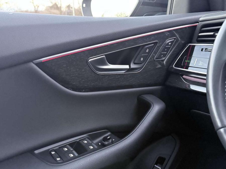 Black Audi Q8 2019 in Vilnius, with an engine capacity of 3.00 L and mileage of 137 thousand km for 39900 €, photo 18 on AUTOMOTO.COM.LV