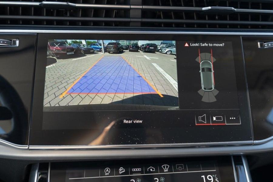 Melns Audi Q8 2021 Viļņa, ar dzinēja tilpumu 3.00 L un nobraukumu 85 tūkst. km par 53000 €, foto 20 vietnē AUTOMOTO.COM.LV