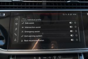 Melns Audi Q8 2021 Viļņa, ar dzinēja tilpumu 3.00 L un nobraukumu 85 tūkst. km par 53000 €, foto 24 vietnē AUTOMOTO.COM.LV