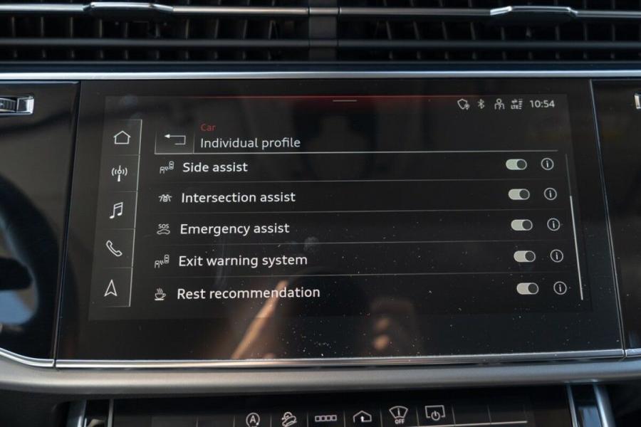 Melns Audi Q8 2021 Viļņa, ar dzinēja tilpumu 3.00 L un nobraukumu 85 tūkst. km par 53000 €, foto 24 vietnē AUTOMOTO.COM.LV