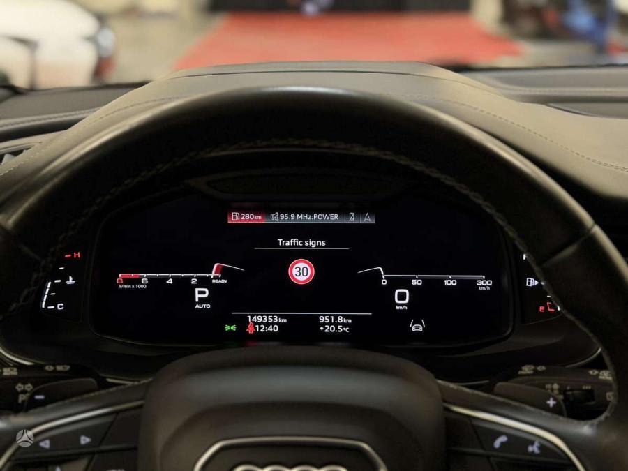 Black Audi Q8 2021 in Vilnius, with an engine capacity of 3.00 L and mileage of 149 thousand km for 50990 €, photo 21 on AUTOMOTO.COM.LV