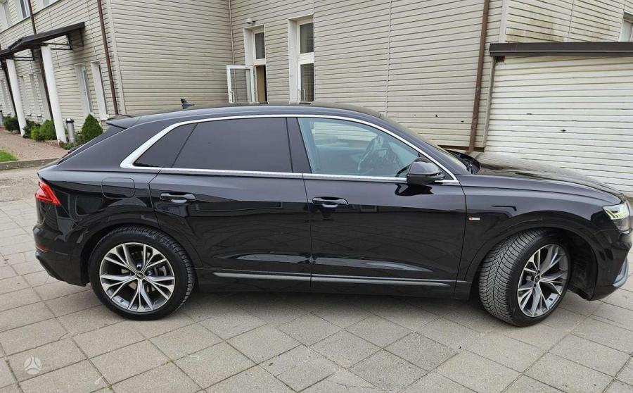 Black Audi Q8 2021 in Vilnius, with an engine capacity of 3.00 L and mileage of 99 thousand km for 49800 €, photo 4 on AUTOMOTO.COM.LV