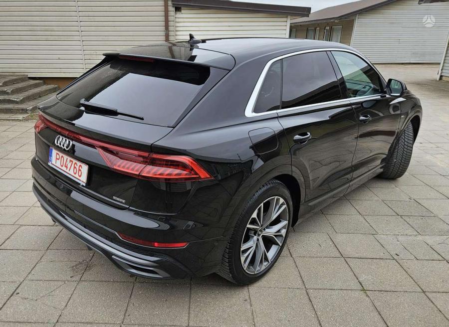 Black Audi Q8 2021 in Vilnius, with an engine capacity of 3.00 L and mileage of 99 thousand km for 49800 €, photo 5 on AUTOMOTO.COM.LV