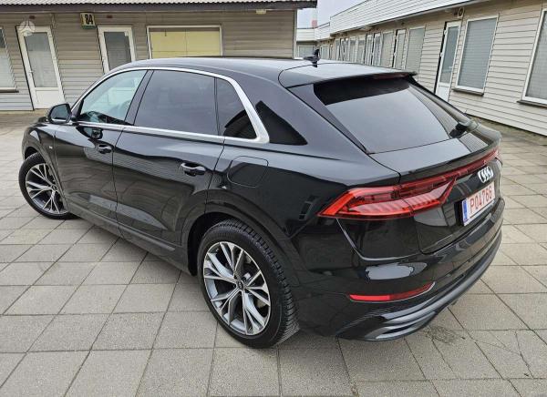 Melns Audi Q8 2021 Viļņa, ar dzinēja tilpumu 3.00 L un nobraukumu 99 tūkst. km par 49800 €, foto 6 vietnē AUTOMOTO.COM.LV