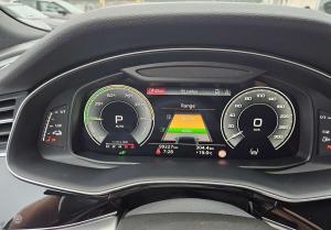 Black Audi Q8 2021 in Vilnius, with an engine capacity of 3.00 L and mileage of 99 thousand km for 49800 €, photo 13 on AUTOMOTO.COM.LV