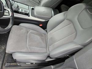 Black Audi Q8 2021 in Vilnius, with an engine capacity of 3.00 L and mileage of 99 thousand km for 49800 €, photo 19 on AUTOMOTO.COM.LV