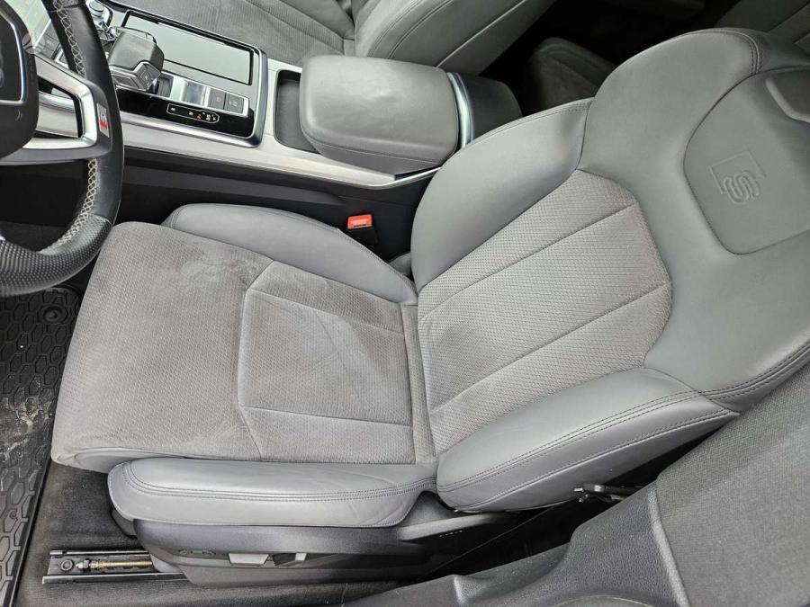 Black Audi Q8 2021 in Vilnius, with an engine capacity of 3.00 L and mileage of 99 thousand km for 49800 €, photo 19 on AUTOMOTO.COM.LV