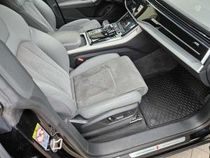 Black Audi Q8 2021 in Vilnius, with an engine capacity of 3.00 L and mileage of 99 thousand km for 49800 €, photo 21 on AUTOMOTO.COM.LV