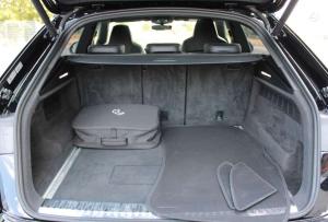 Black Audi Q8 2021 in Vilnius, with an engine capacity of 3.00 L and mileage of 146 thousand km for 53900 €, photo 14 on AUTOMOTO.COM.LV