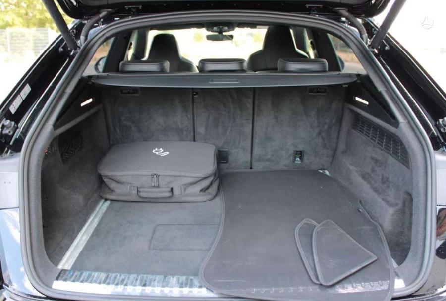 Black Audi Q8 2021 in Vilnius, with an engine capacity of 3.00 L and mileage of 146 thousand km for 53900 €, photo 14 on AUTOMOTO.COM.LV