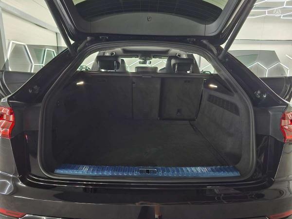 Black Audi Q8 2021 in Mazeikiai, with an engine capacity of 2.97 L and mileage of 125 thousand km for 56900 €, photo 7 on AUTOMOTO.COM.LV