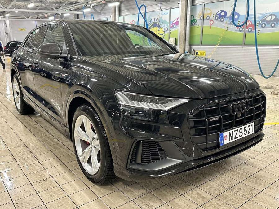 Black Audi Q8 2022 in Vilnius, with an engine capacity of 3.00 L and mileage of 70 thousand km for 69000 €, photo 2 on AUTOMOTO.COM.LV