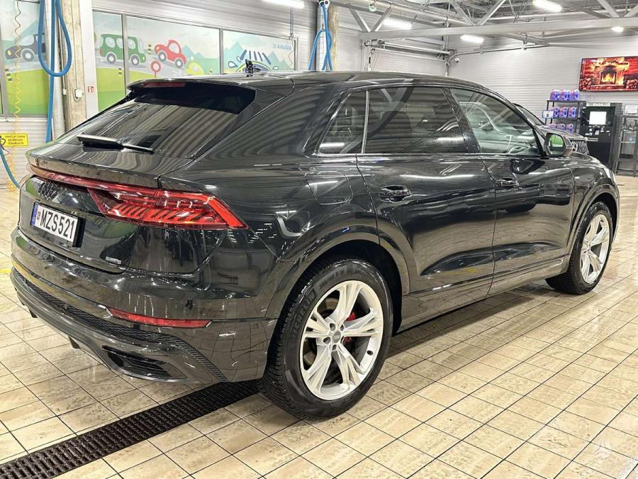 Black Audi Q8 2022 in Vilnius, with an engine capacity of 3.00 L and mileage of 70 thousand km for 69000 €, photo 3 on AUTOMOTO.COM.LV