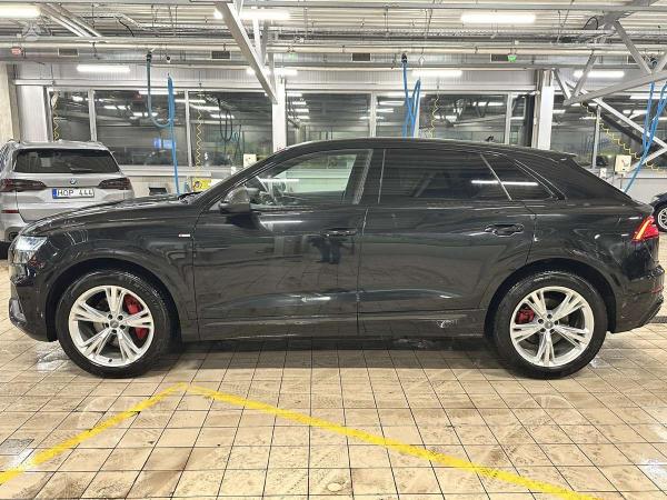 Black Audi Q8 2022 in Vilnius, with an engine capacity of 3.00 L and mileage of 70 thousand km for 69000 €, photo 5 on AUTOMOTO.COM.LV