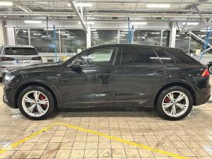 Black Audi Q8 2022 in Vilnius, with an engine capacity of 3.00 L and mileage of 70 thousand km for 69000 €, photo 5 on AUTOMOTO.COM.LV