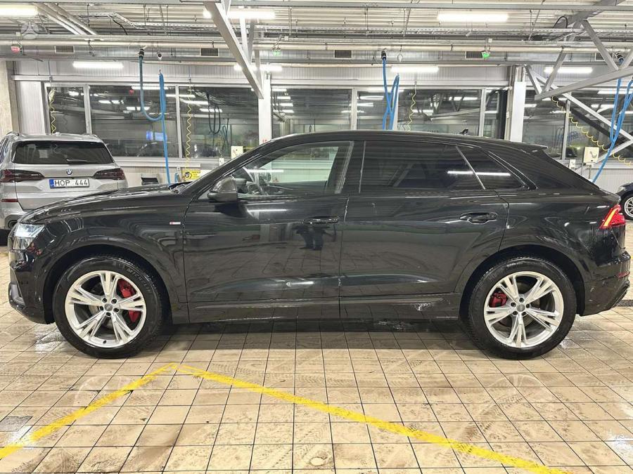 Black Audi Q8 2022 in Vilnius, with an engine capacity of 3.00 L and mileage of 70 thousand km for 69000 €, photo 5 on AUTOMOTO.COM.LV