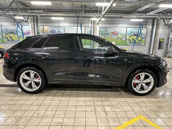 Black Audi Q8 2022 in Vilnius, with an engine capacity of 3.00 L and mileage of 70 thousand km for 69000 €, photo 6 on AUTOMOTO.COM.LV