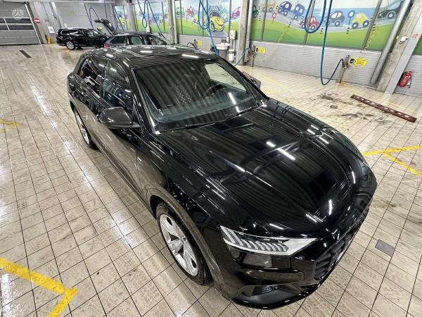 Black Audi Q8 2022 in Vilnius, with an engine capacity of 3.00 L and mileage of 70 thousand km for 69000 €, photo 8 on AUTOMOTO.COM.LV