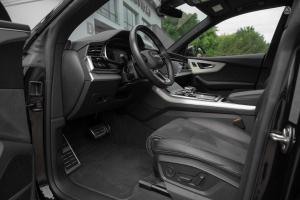 Black Audi Q8 2022 in Vilnius, with an engine capacity of 3.00 L and mileage of 140 thousand km for 58800 €, photo 4 on AUTOMOTO.COM.LV