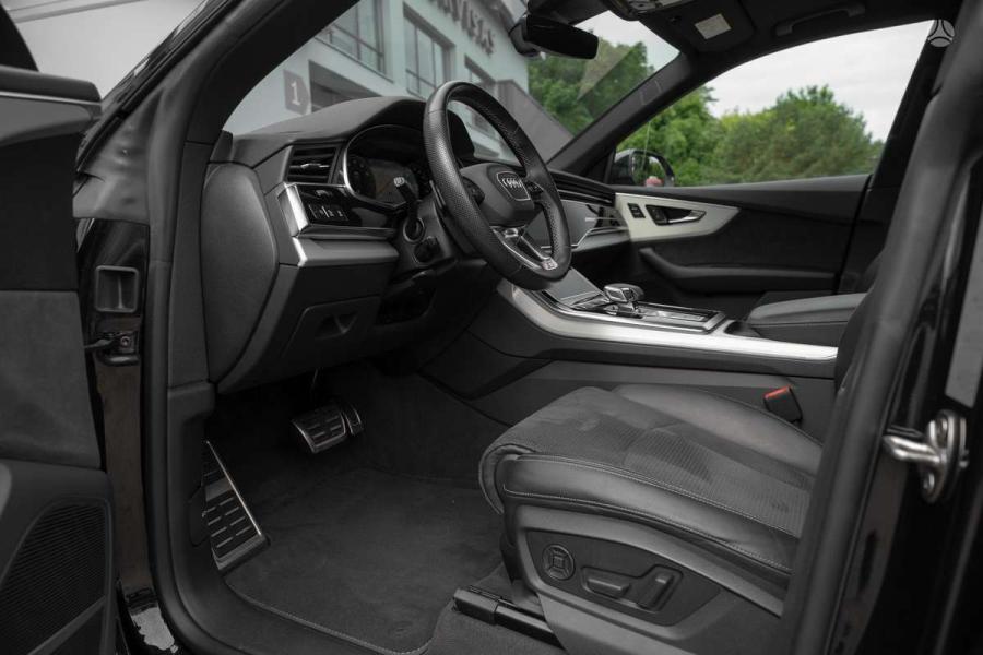 Black Audi Q8 2022 in Vilnius, with an engine capacity of 3.00 L and mileage of 140 thousand km for 58800 €, photo 4 on AUTOMOTO.COM.LV