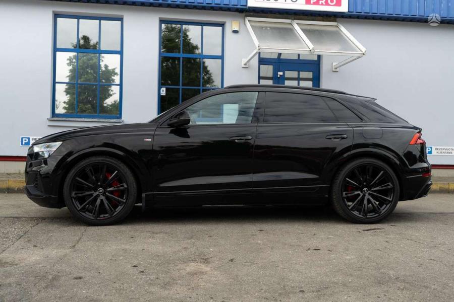 Black Audi Q8 2022 in Vilnius, with an engine capacity of 3.00 L and mileage of 140 thousand km for 58800 €, photo 9 on AUTOMOTO.COM.LV