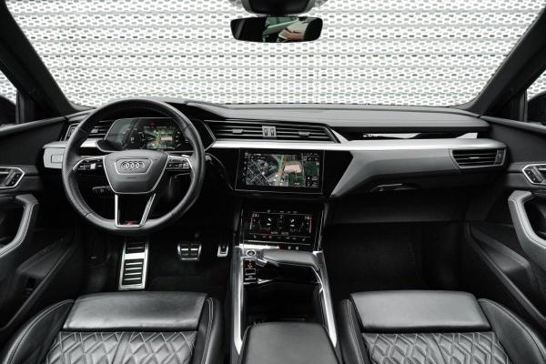 Black Audi Q8 2024 in Marupe, with an engine capacity of 0.00 L and mileage of 72 thousand km for 54200 €, photo 7 on AUTOMOTO.COM.LV