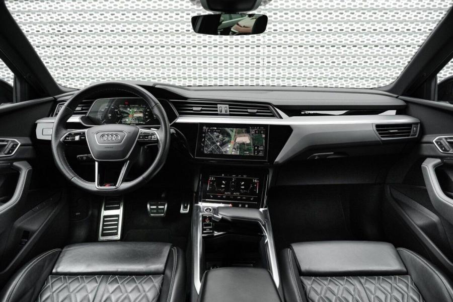 Black Audi Q8 2024 in Marupe, with an engine capacity of 0.00 L and mileage of 72 thousand km for 54200 €, photo 8 on AUTOMOTO.COM.LV