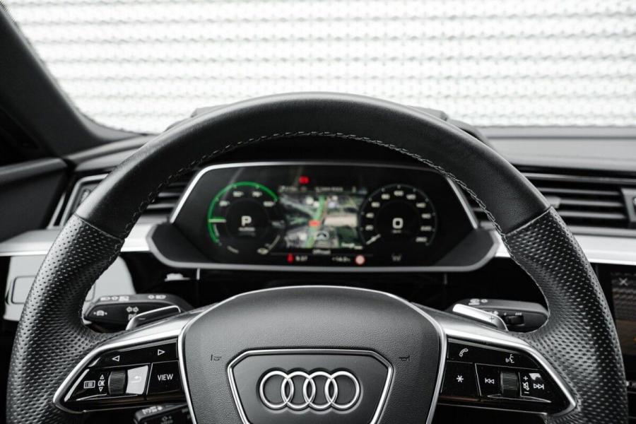 Black Audi Q8 2024 in Marupe, with an engine capacity of 0.00 L and mileage of 72 thousand km for 54200 €, photo 19 on AUTOMOTO.COM.LV