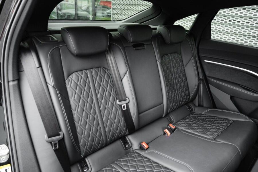 Black Audi Q8 2024 in Marupe, with an engine capacity of 0.00 L and mileage of 72 thousand km for 54200 €, photo 34 on AUTOMOTO.COM.LV