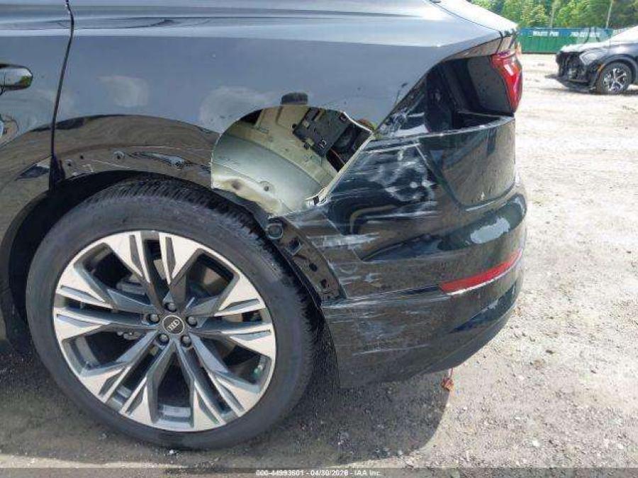 Melns Audi Q8 2024 Klaipėda, ar dzinēja tilpumu 3.00 L un nobraukumu 14 tūkst. km par 31250 €, foto 19 vietnē AUTOMOTO.COM.LV
