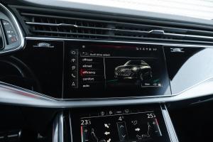 Melns Audi Q8 2025 Mārupe, ar dzinēja tilpumu 3.00 L un nobraukumu 48 tūkst. km par 69900 €, foto 26 vietnē AUTOMOTO.COM.LV